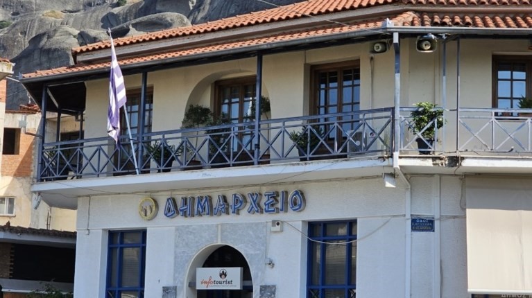 Παρέμβαση του ΥΠΕΣ για τον δημοτικό υπάλληλο στα Μετέωρα - ThessaliaNews